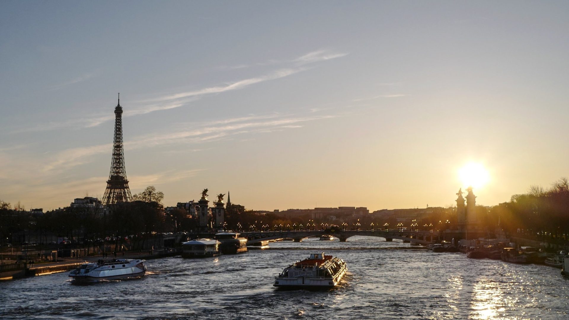 Paris boat tour & Eiffel Tower : reviews, prices, tips - StillinParis